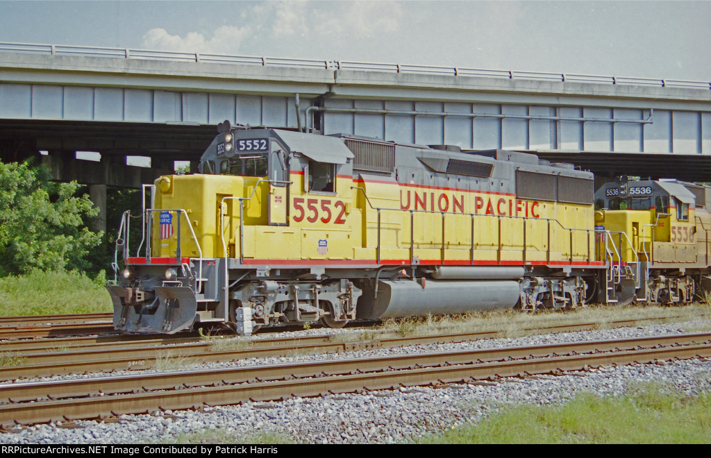 UP 552 & UP 5536 X-CNW GP50s northbound on NS up the grade through Oliver Junction in New ...